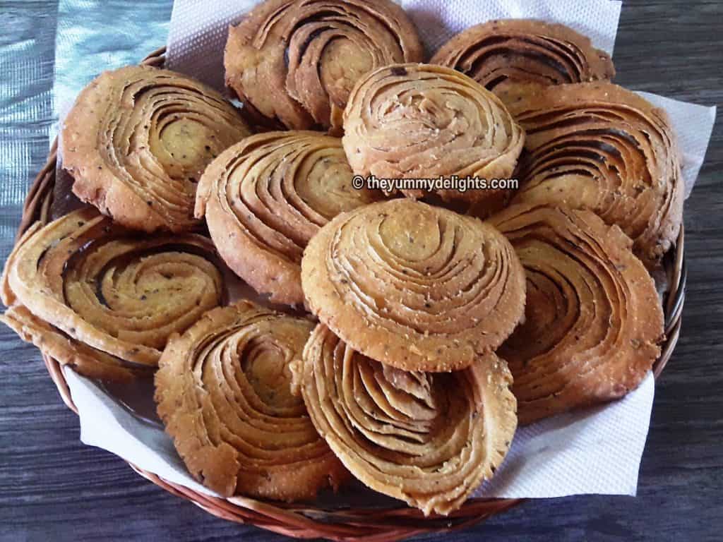 Verki puri recipe | How to make crispy varki puri | Layered puri recipe