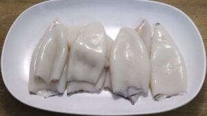 How to clean squid (step by step with pictures) - The Yummy Delights