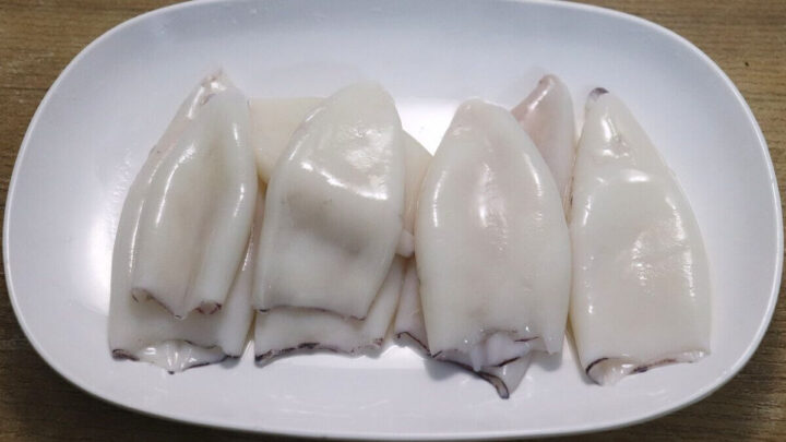 How to clean squid (step by step with pictures) - The Yummy Delights